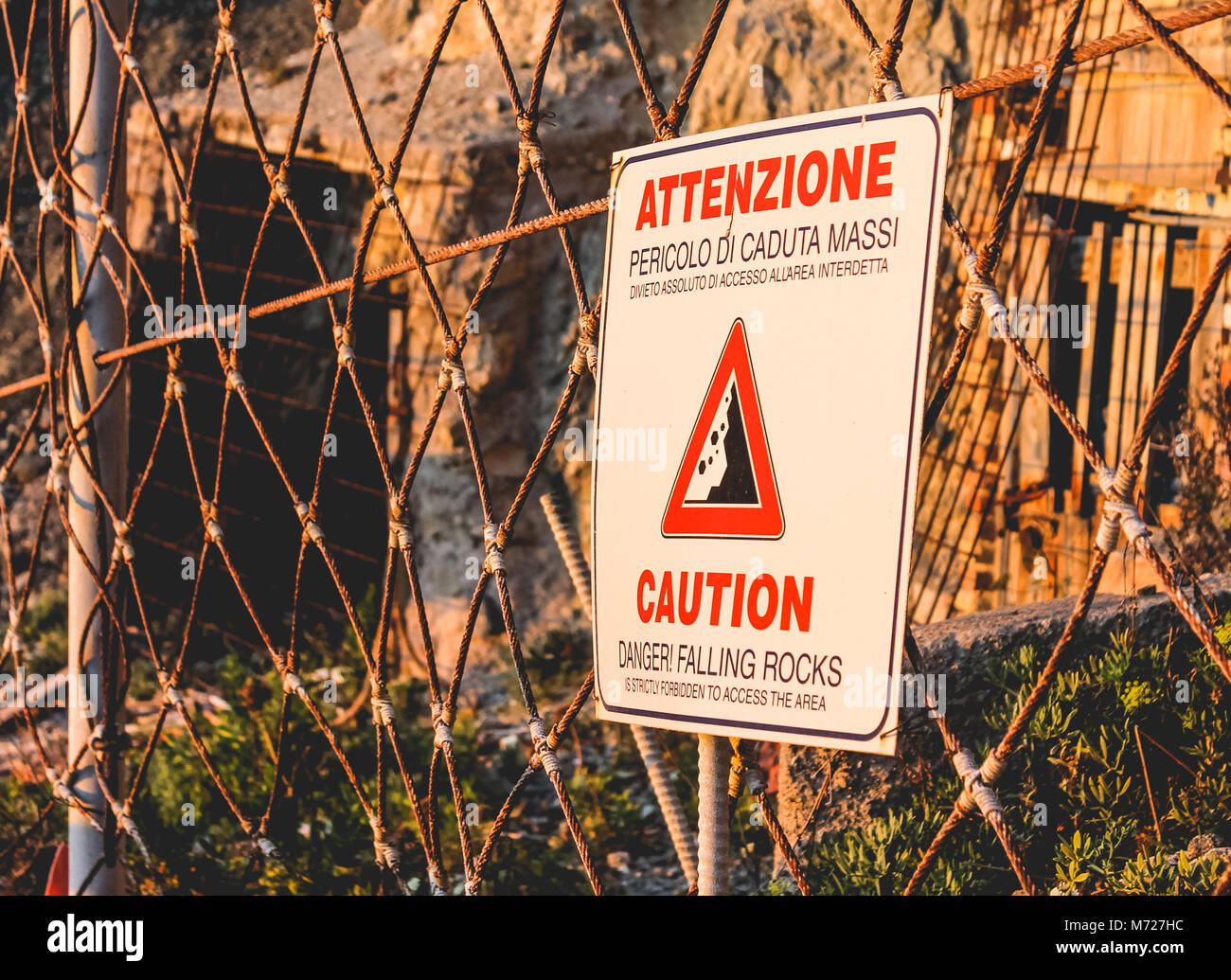 Falling rocks sign hi-res stock photography and images - Alamy