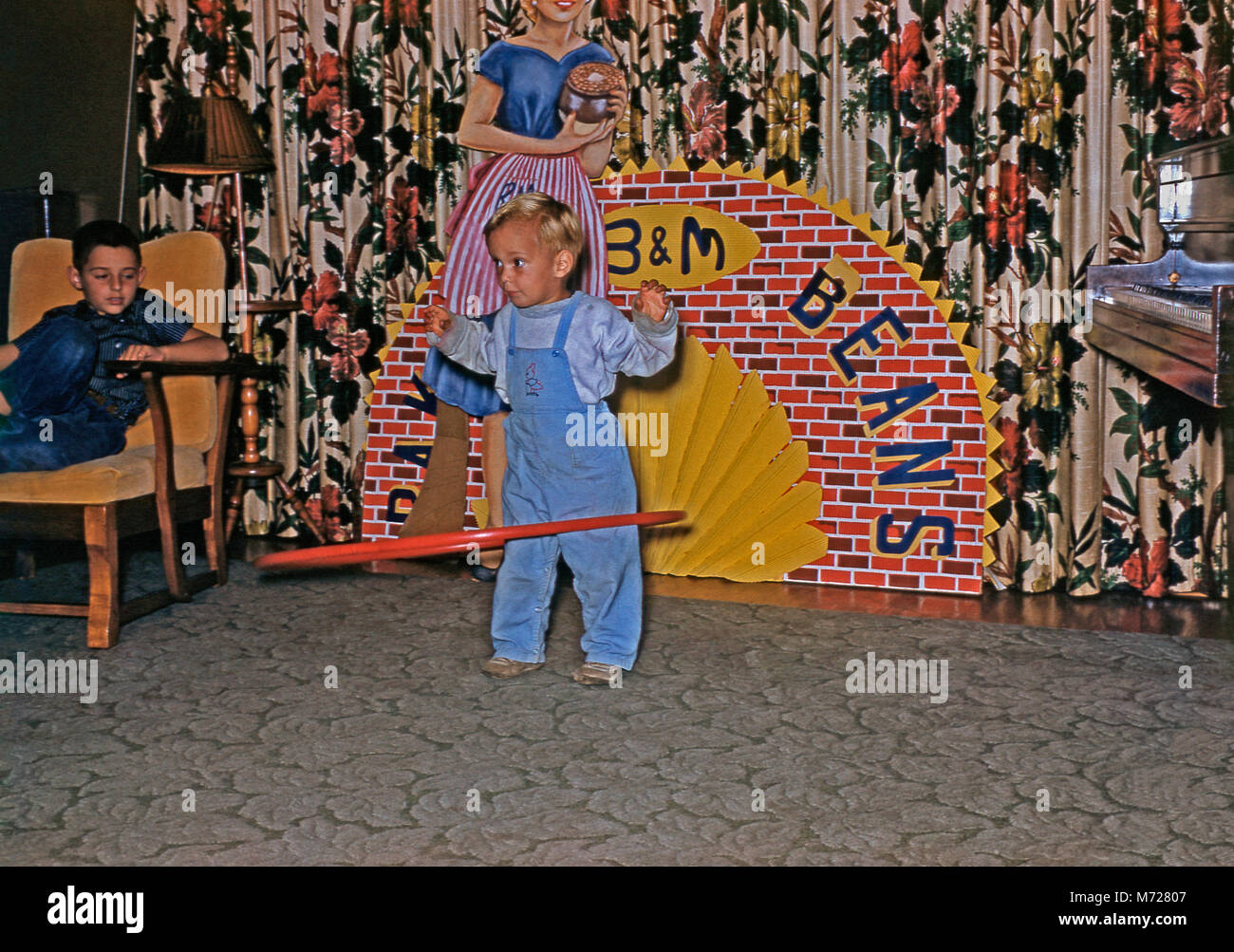 Hula hoop 1950s hi-res stock photography and images - Alamy