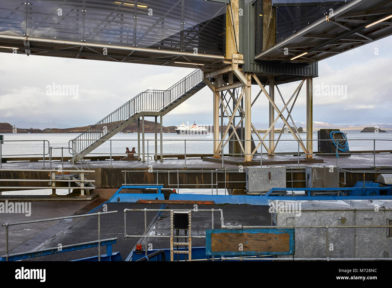Caledonian MacBrayne ferry, "Isle of Mull" approaches and manoeurvers ...