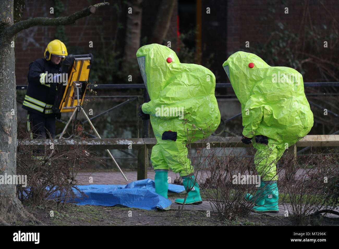 Personnel in hazmat suits hi-res stock photography and images - Alamy