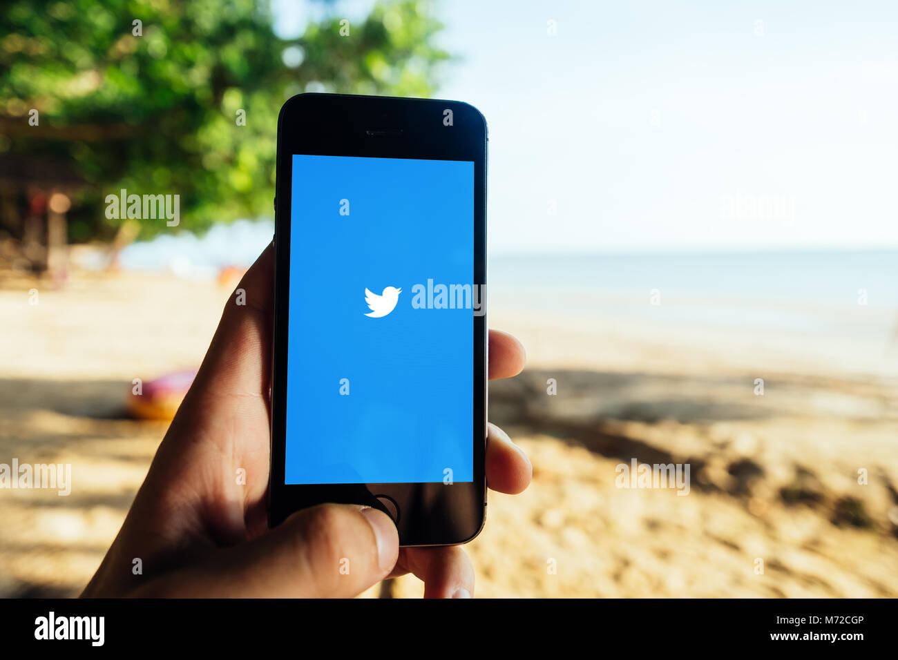 Twitter symbol hi-res stock photography and images - Alamy