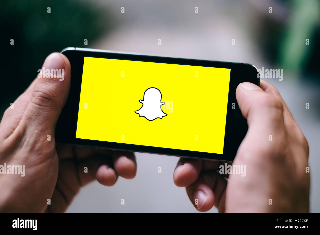 Snapchat logo hi-res stock photography and images - Alamy