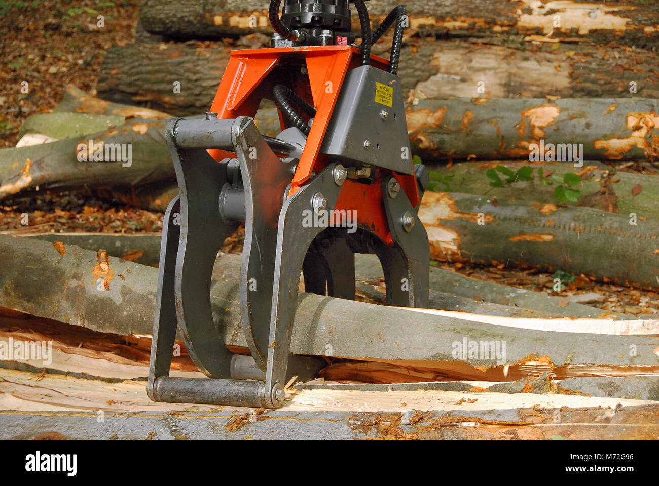 Wood splitting 2 Stock Photo - Alamy
