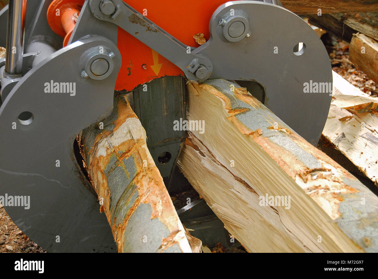 Wood splitting 4 Stock Photo - Alamy