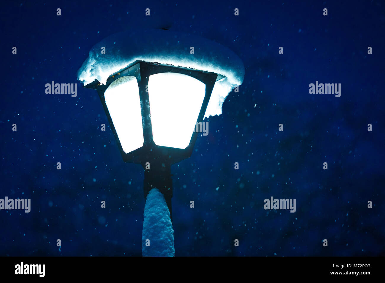 Snow storm night christmas park hi-res stock photography and images - Alamy