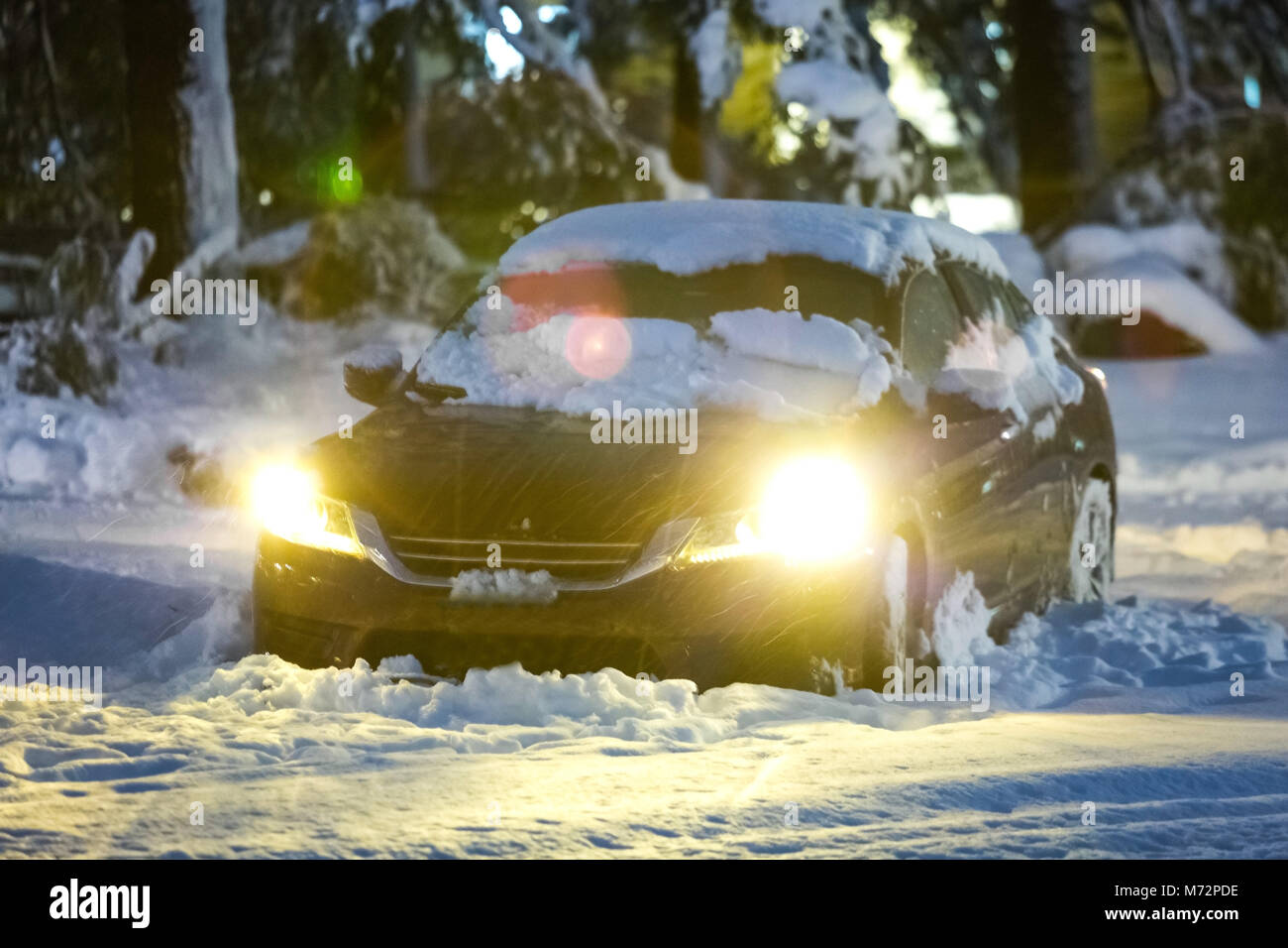 Cars under heavy snow hi-res stock photography and images - Alamy