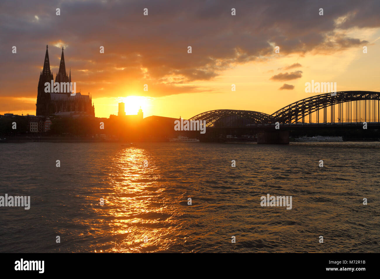 Sunset between Cologne Cathedral (Kölner Dom) and Hohenzollern Bridge ...