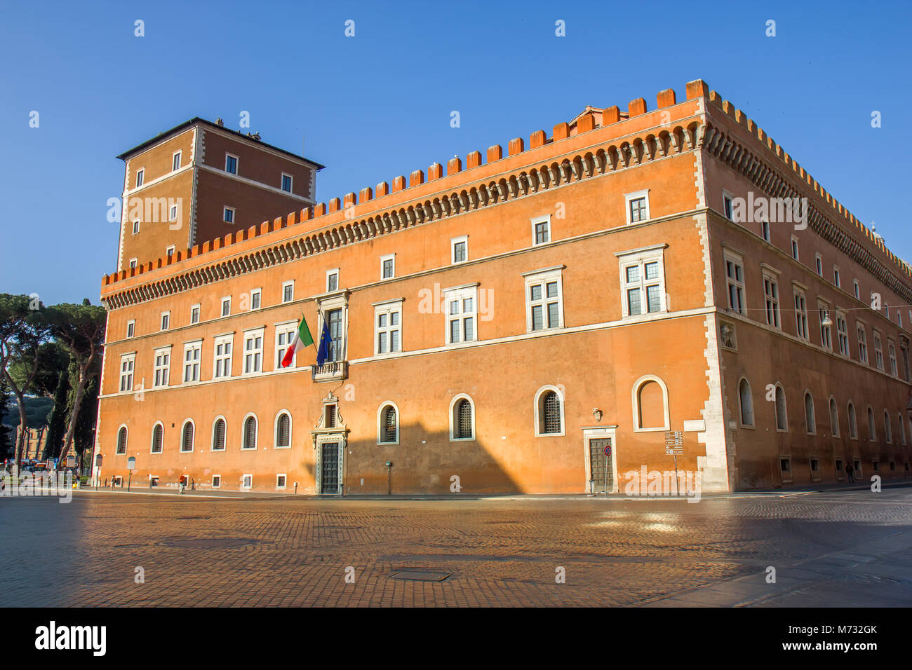 Benito mussolini balcony palazzo venezia rome hi-res stock photography ...
