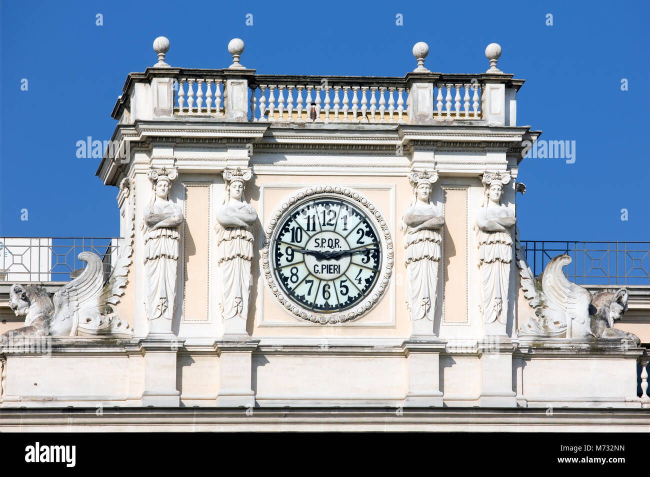 Old facade rome hi-res stock photography and images - Alamy