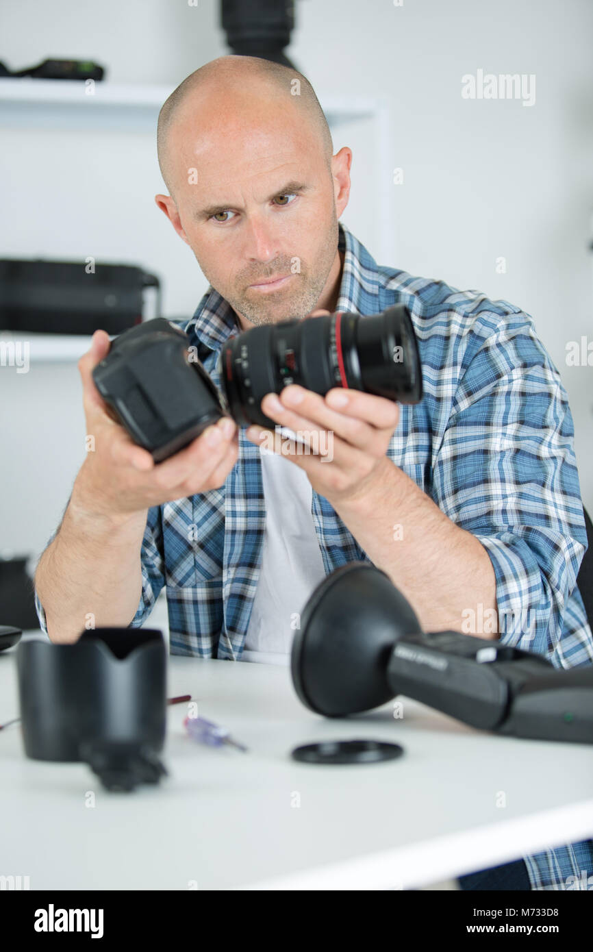 male camera technician assembling the cam Stock Photo - Alamy