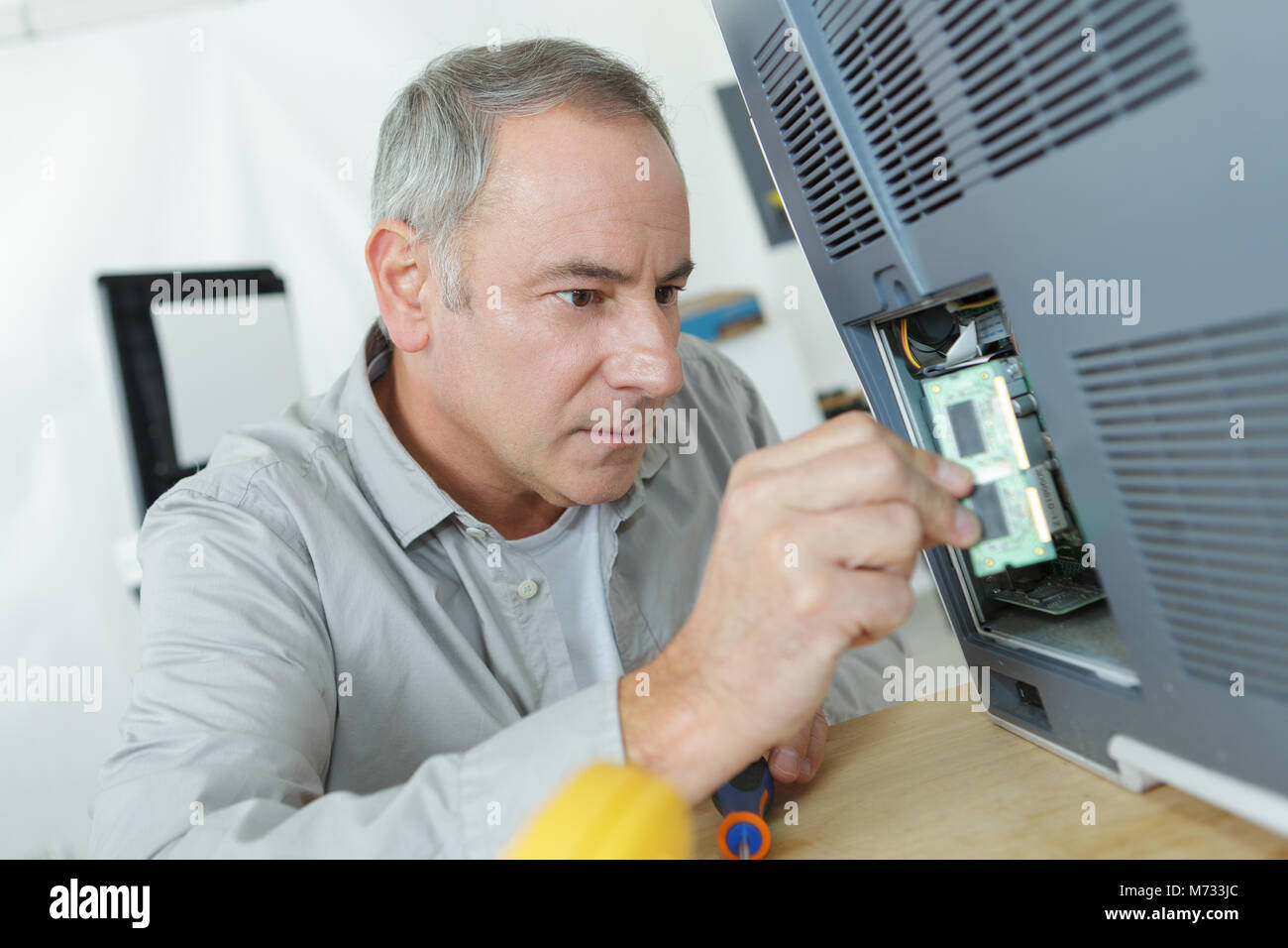 Technicianworking hi-res stock photography and images - Alamy
