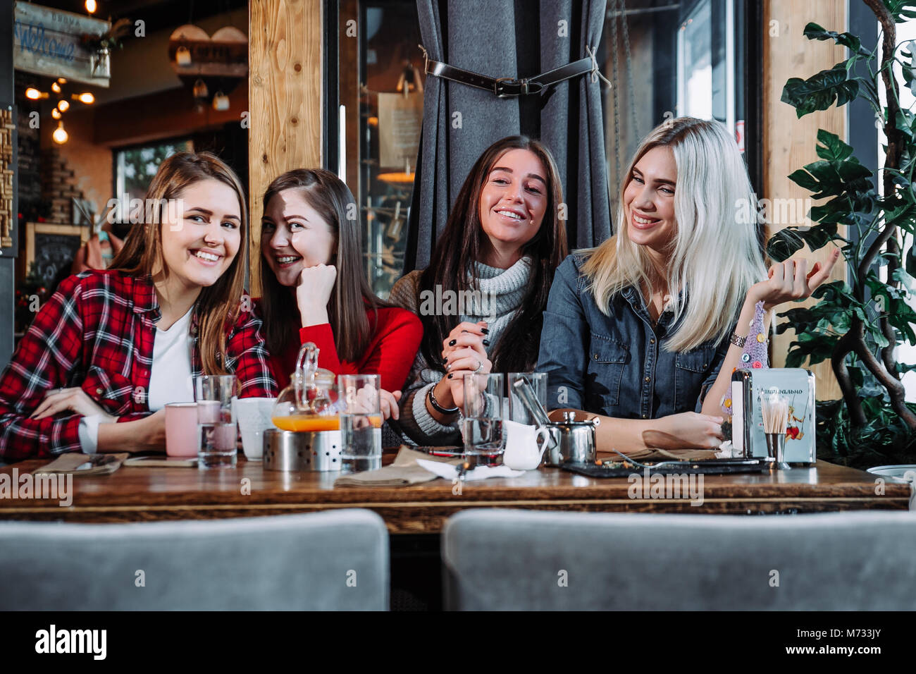 Women friends cafe 40s hi-res stock photography and images - Alamy