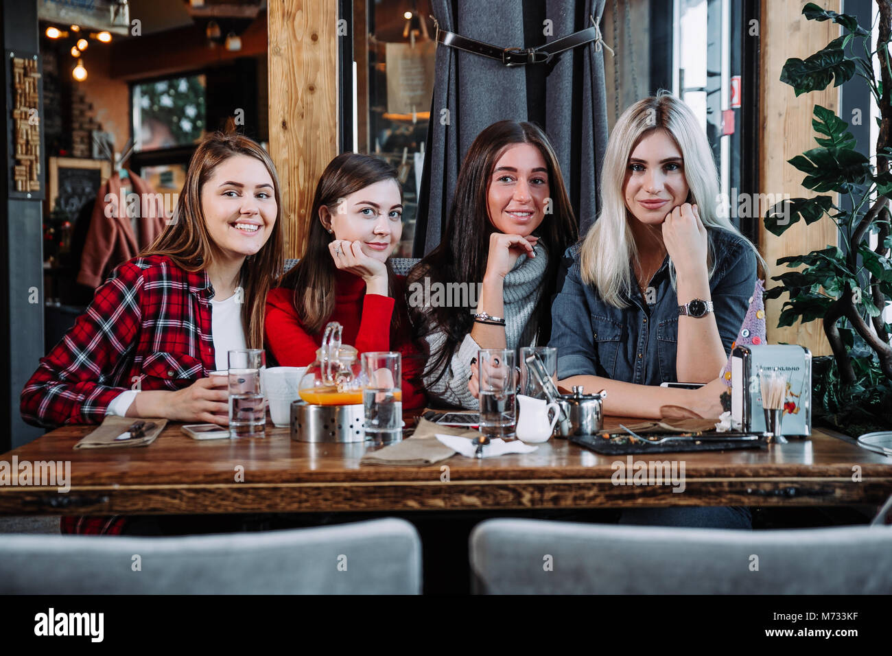 Women friends cafe 40s hi-res stock photography and images - Alamy