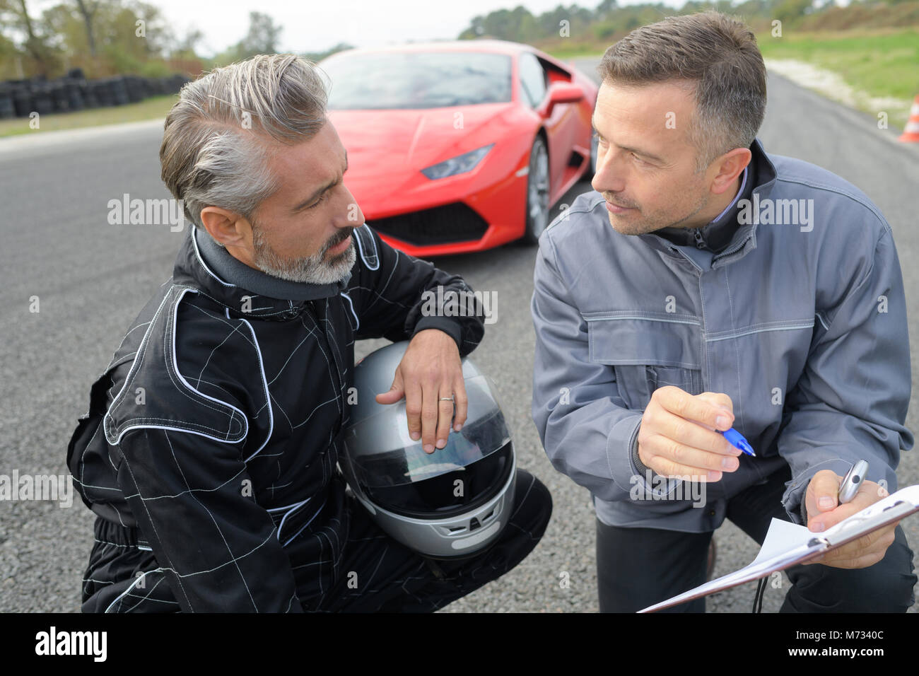 Sports coach clipboard talking hi-res stock photography and images - Alamy