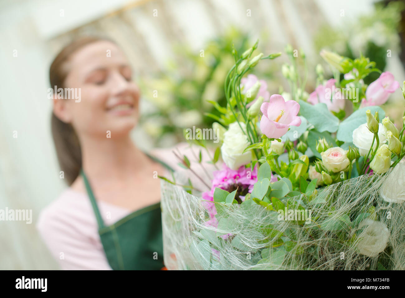 Florist selling a bunch of flowers Stock Photo - Alamy