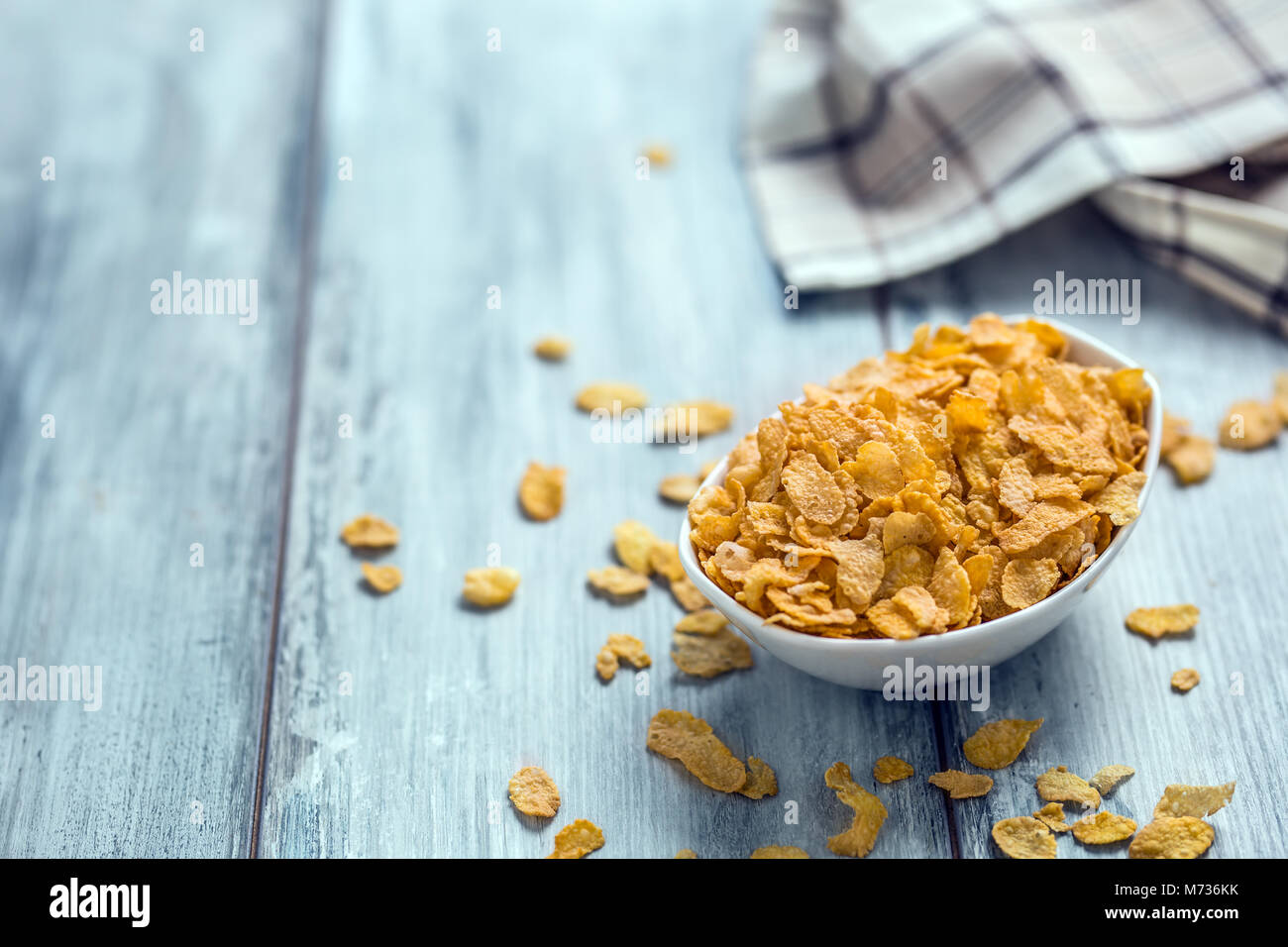 Cornflakes. Dish of cornflakes on kitchen table Stock Photo - Alamy