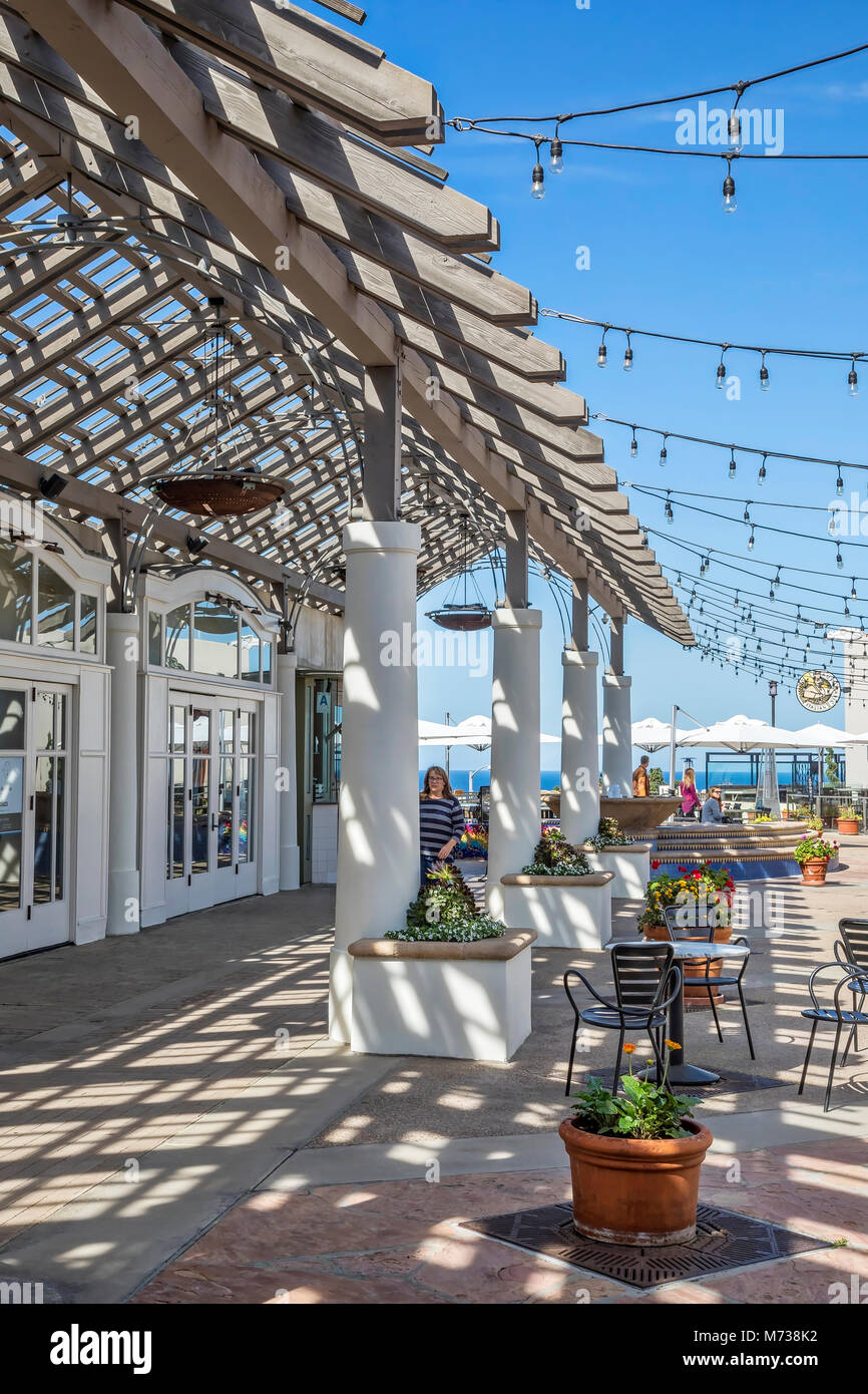 Outdoor shopping plaza mall hi-res stock photography and images - Alamy