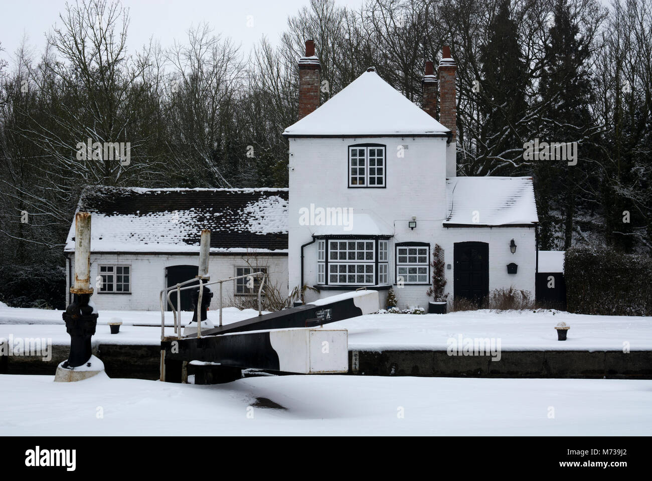Cottage snow uk hi-res stock photography and images - Alamy