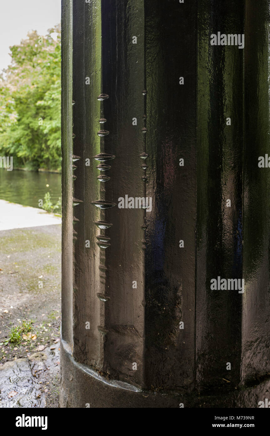 Grooves in the iron columns of Macclesfield Bridge ("Blow-up Bridge ...