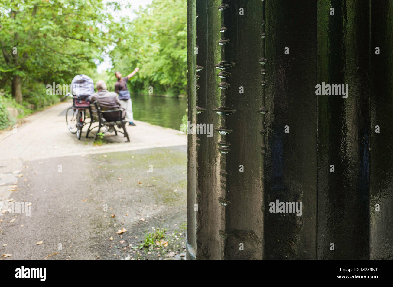 Grooves in the iron columns of Macclesfield Bridge ("Blow-up Bridge ...