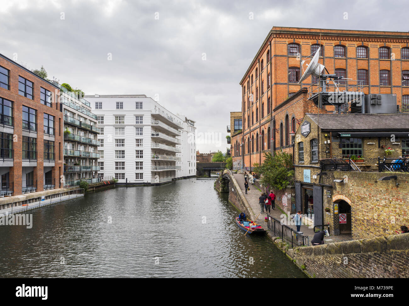 Uk canal boat castle hi-res stock photography and images - Alamy