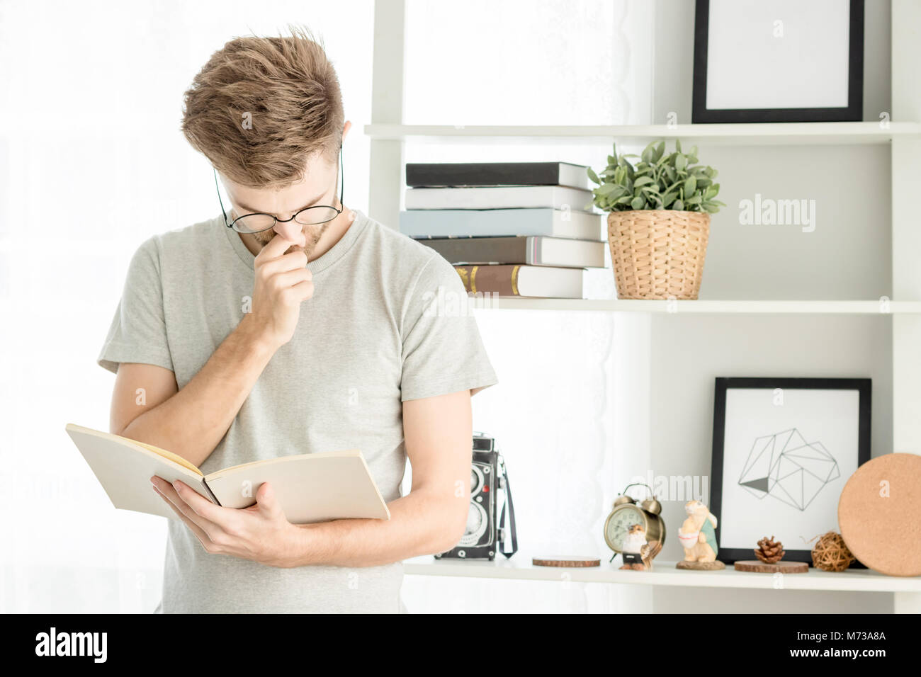 Read men hi-res stock photography and images - Alamy