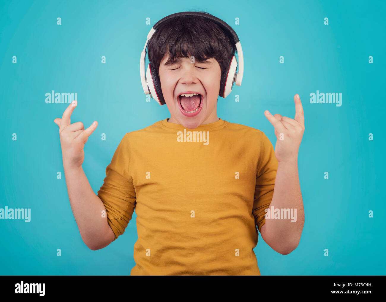 Blue Boy Band Singing High Resolution Stock Photography and Images - Alamy