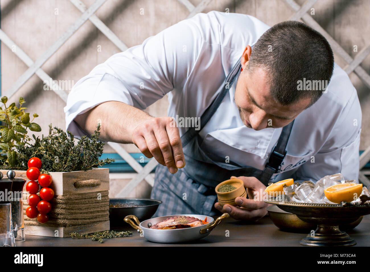 Head chef garnishing hi-res stock photography and images - Alamy