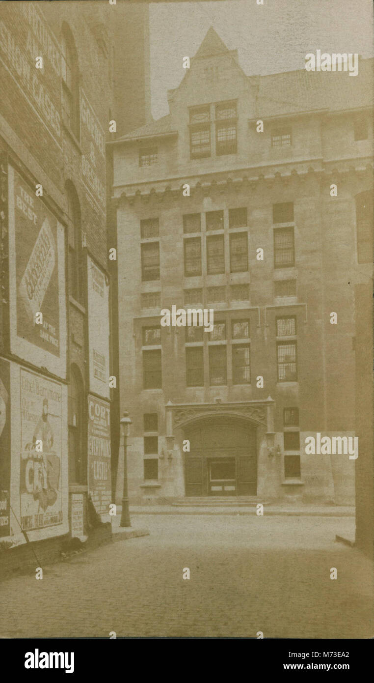 An early 20th-century photograph of a county jail in Chicago, showing ...
