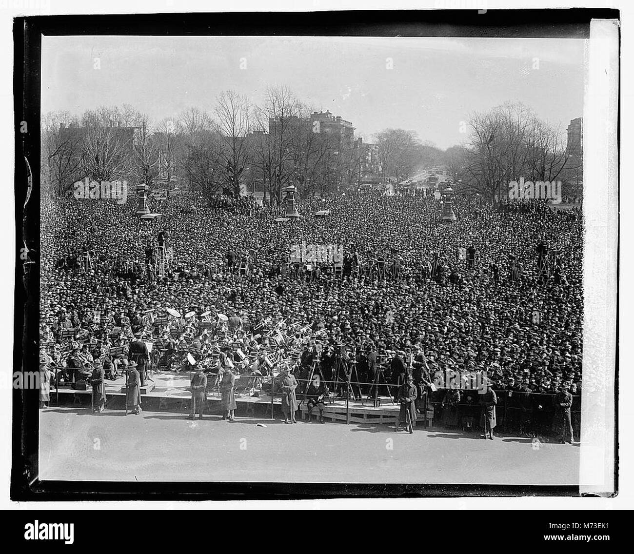 Large crowd gathering outside building hi-res stock photography and ...