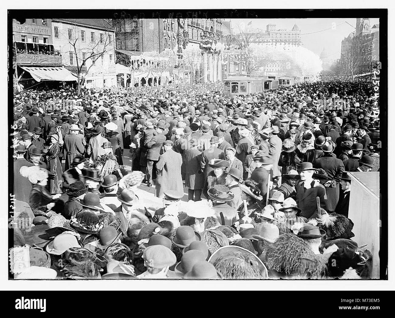 Crowd gathers in historical hi-res stock photography and images - Alamy