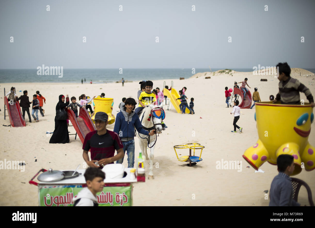Gaza City, The Gaza Strip, Palestine. 8th Mar, 2018. Palestinian ...