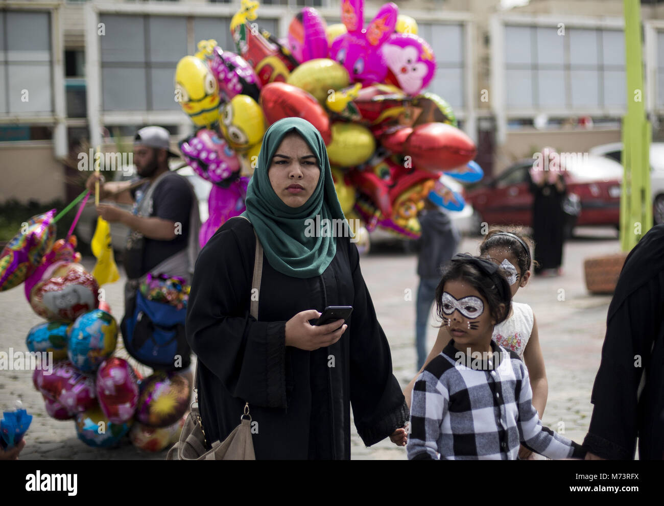 Gaza City, The Gaza Strip, Palestine. 8th Mar, 2018. Palestinian women ...