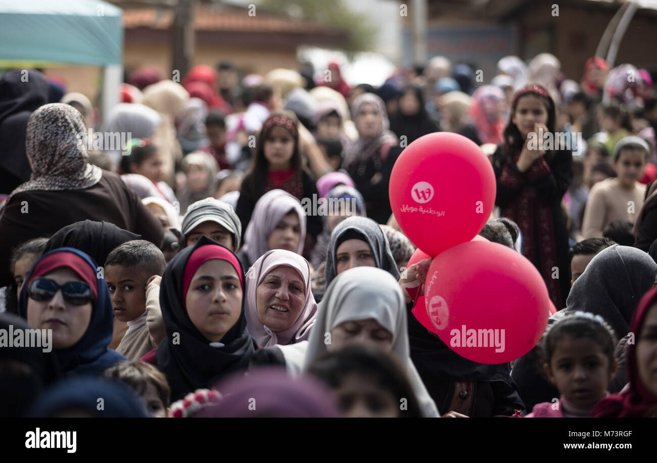 Gaza City, The Gaza Strip, Palestine. 8th Mar, 2018. Palestinian women ...
