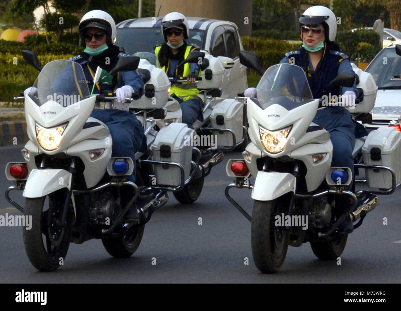 Lahore, Pakistan. 8th Mar, 2018. Pakistani female traffic police ...