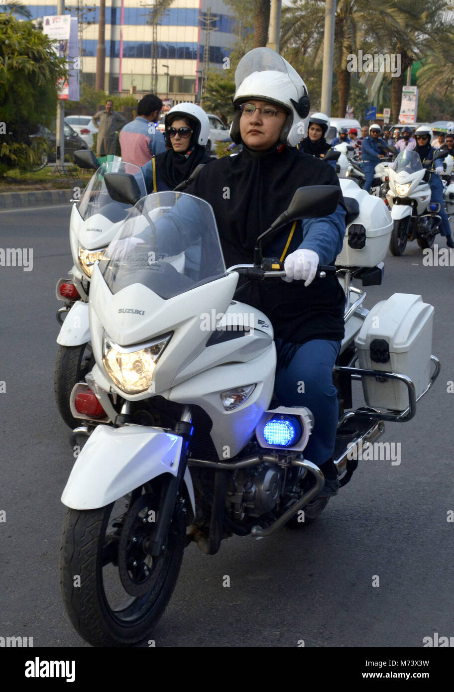 (180308) -- LAHORE, March 8, 2018 (Xinhua) -- Pakistani female traffic ...