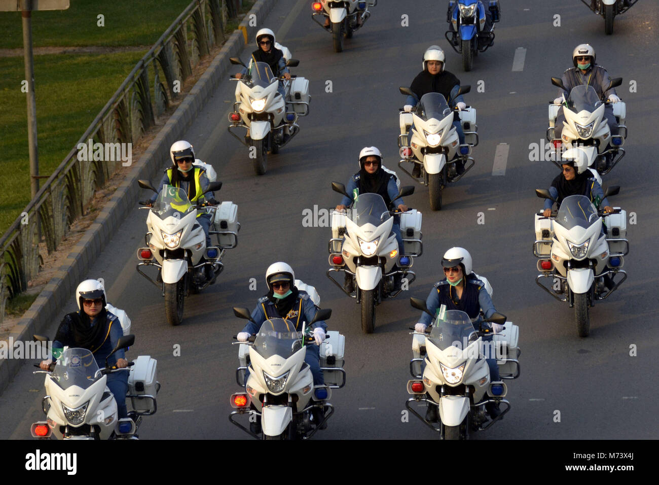 (180308) -- LAHORE, March 8, 2018 (Xinhua) -- Pakistani female traffic ...