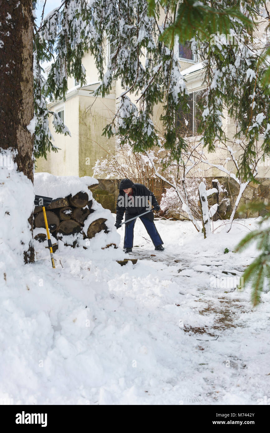 Digging out snow hi-res stock photography and images - Alamy