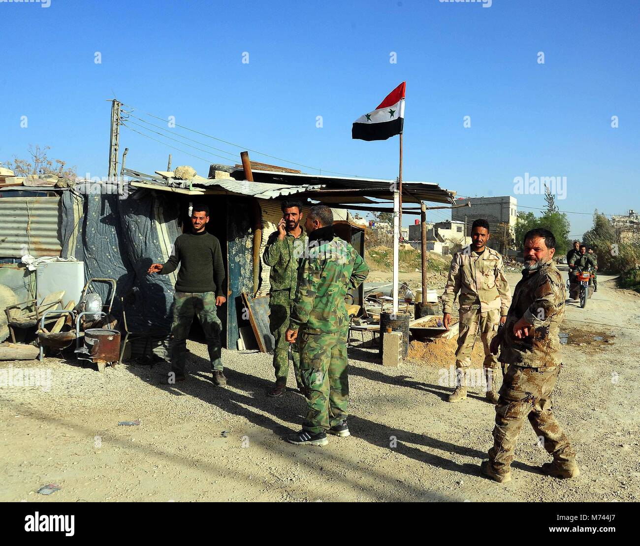 Damascus, Syria. 8th Mar, 2018. Syrian soldiers stand at a checkpoint ...