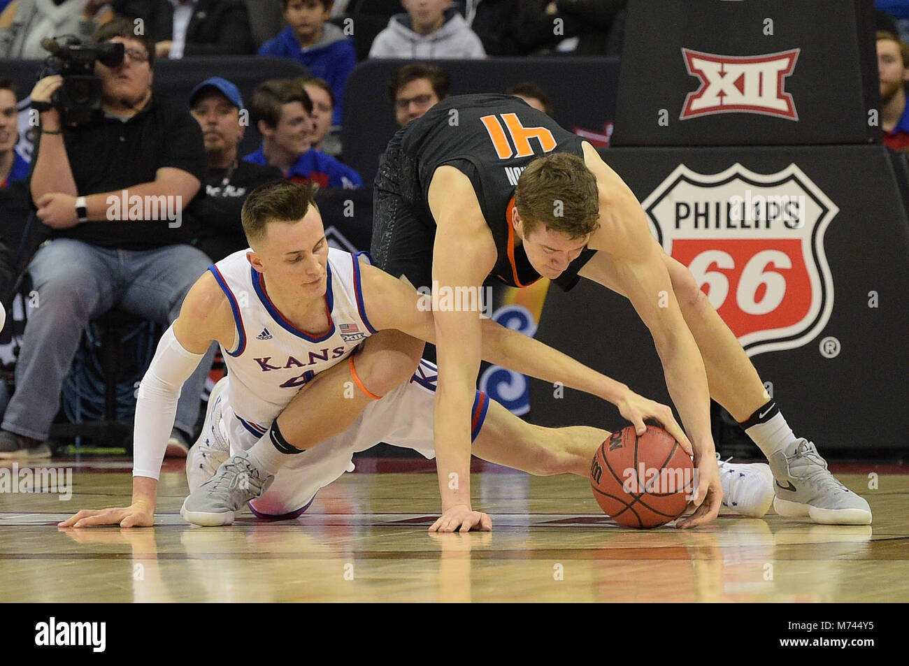 Basketball referee fight hi-res stock photography and images - Alamy