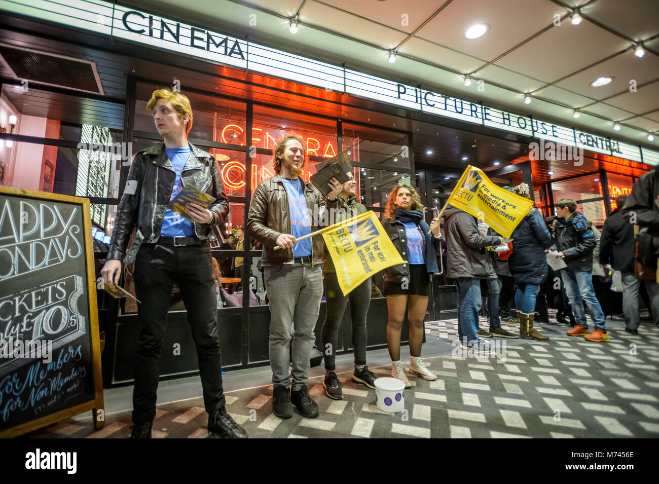 Cinema worker hi-res stock photography and images - Alamy