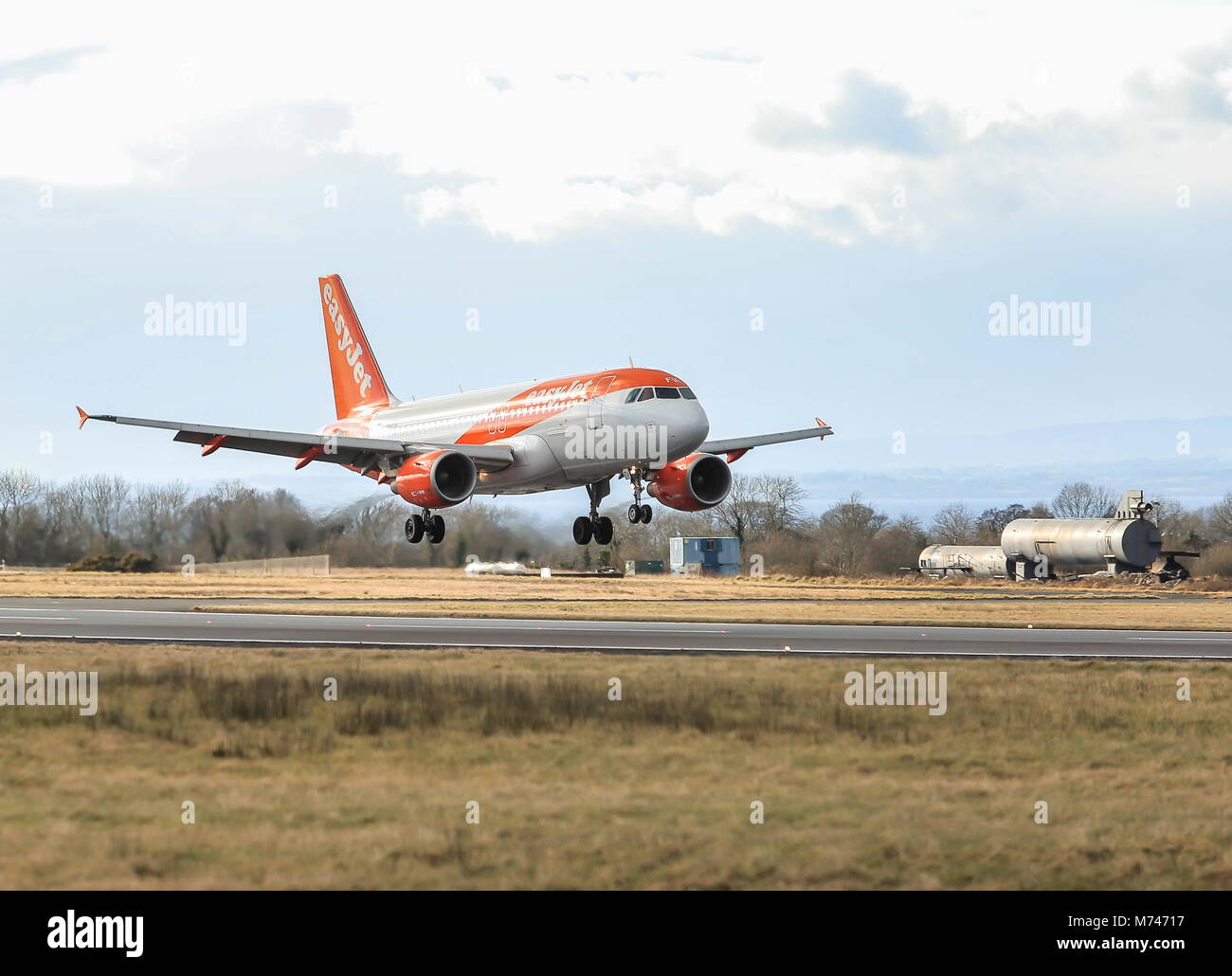Boeing 737 ryanair airbus a320 hi-res stock photography and images - Alamy