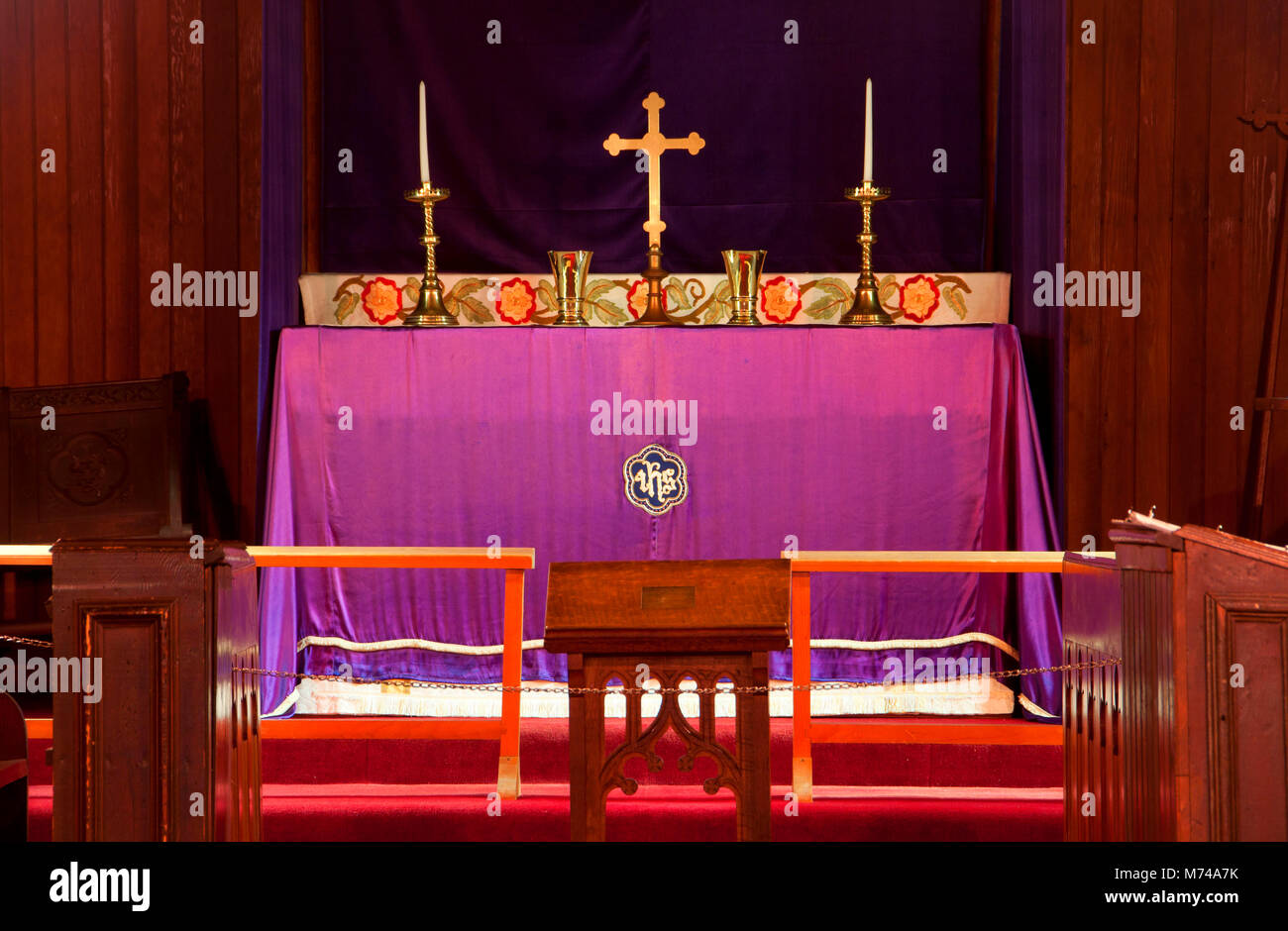 Altar anglican church hi-res stock photography and images - Alamy