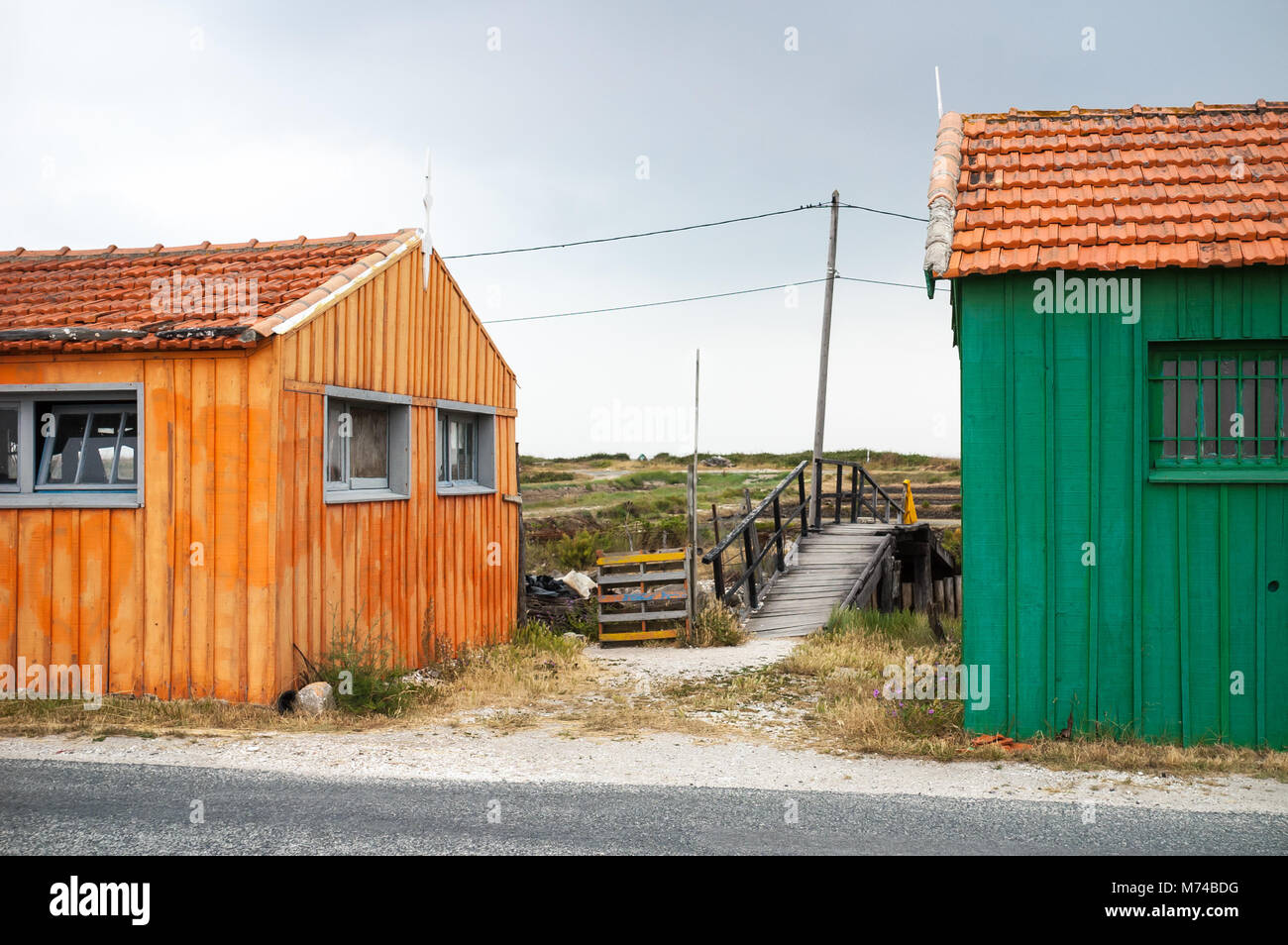 Makeshift footbridge hi-res stock photography and images - Alamy