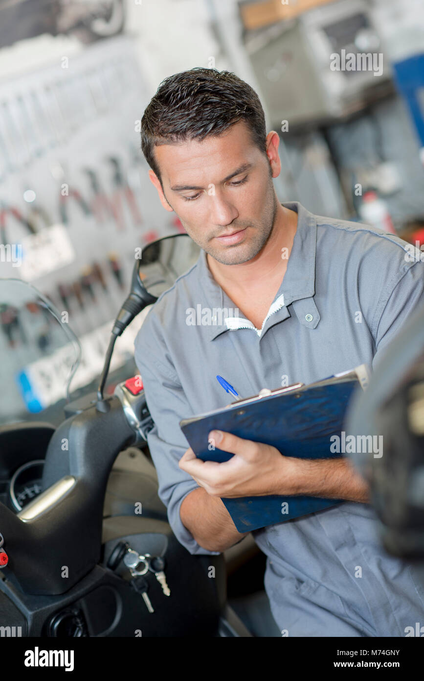 mechanic writing a report Stock Photo - Alamy