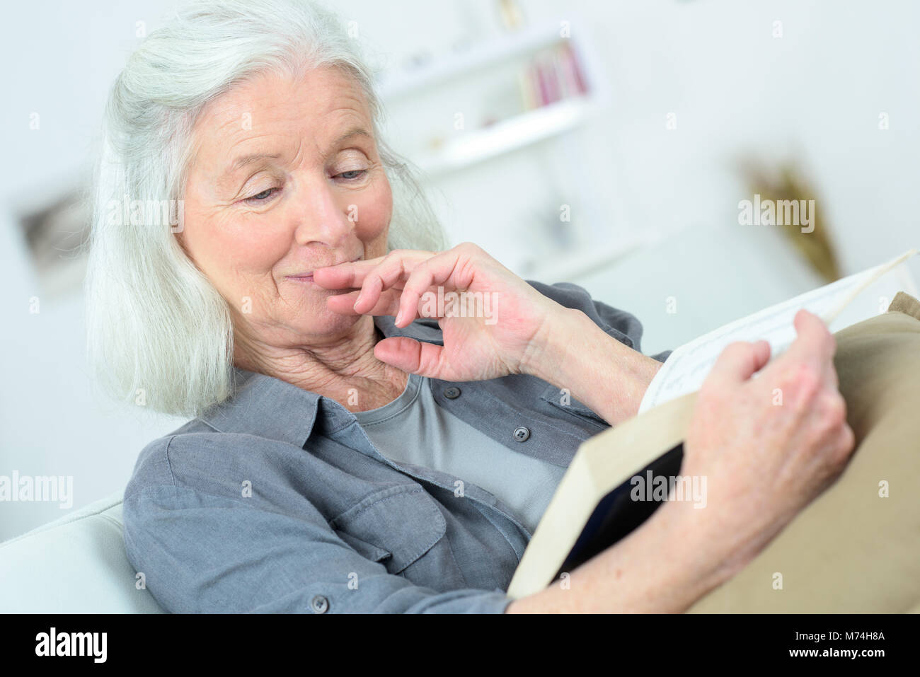 content old lady reading book at home Stock Photo - Alamy