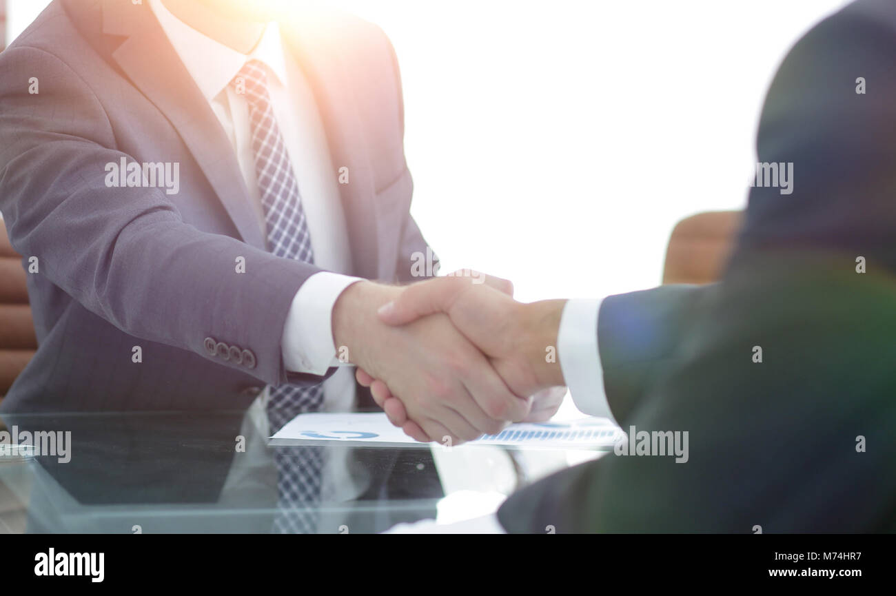 welcome and handshake business partners Stock Photo - Alamy