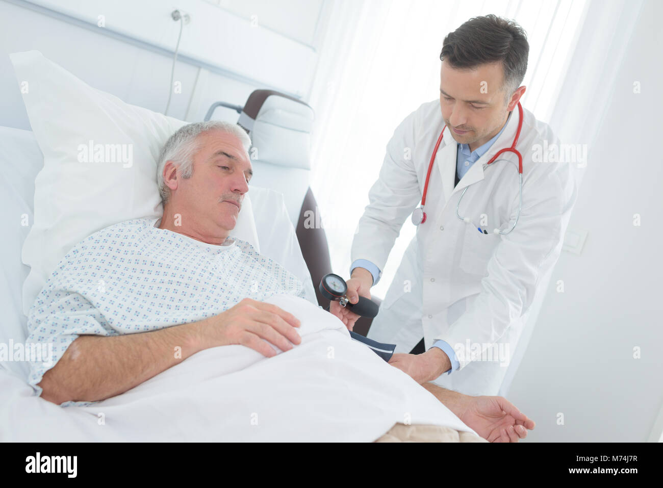 doctor monitoring the patient Stock Photo - Alamy