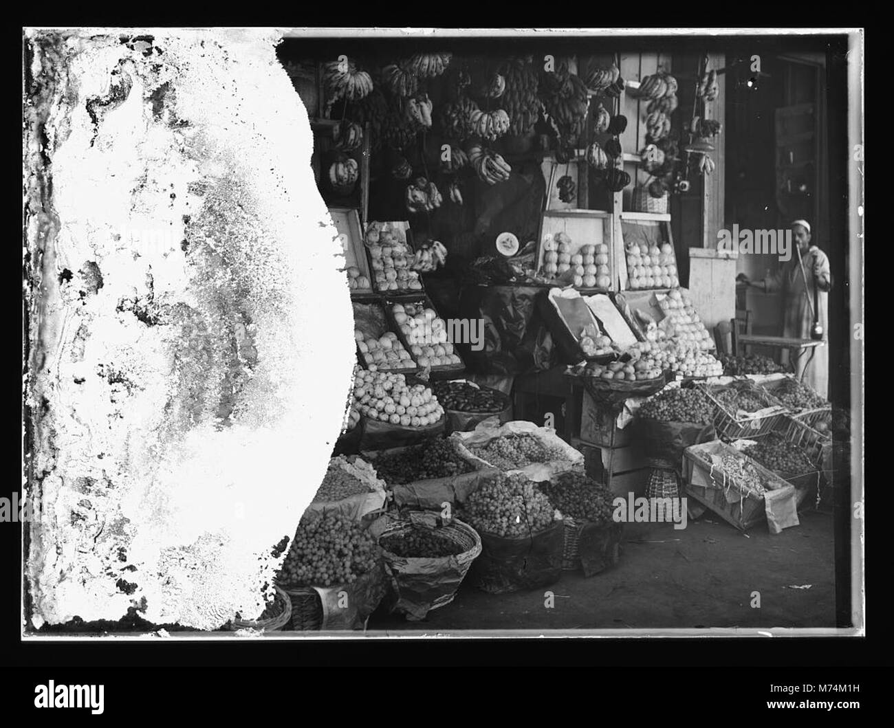 Early 1900s grocery store hi-res stock photography and images - Alamy