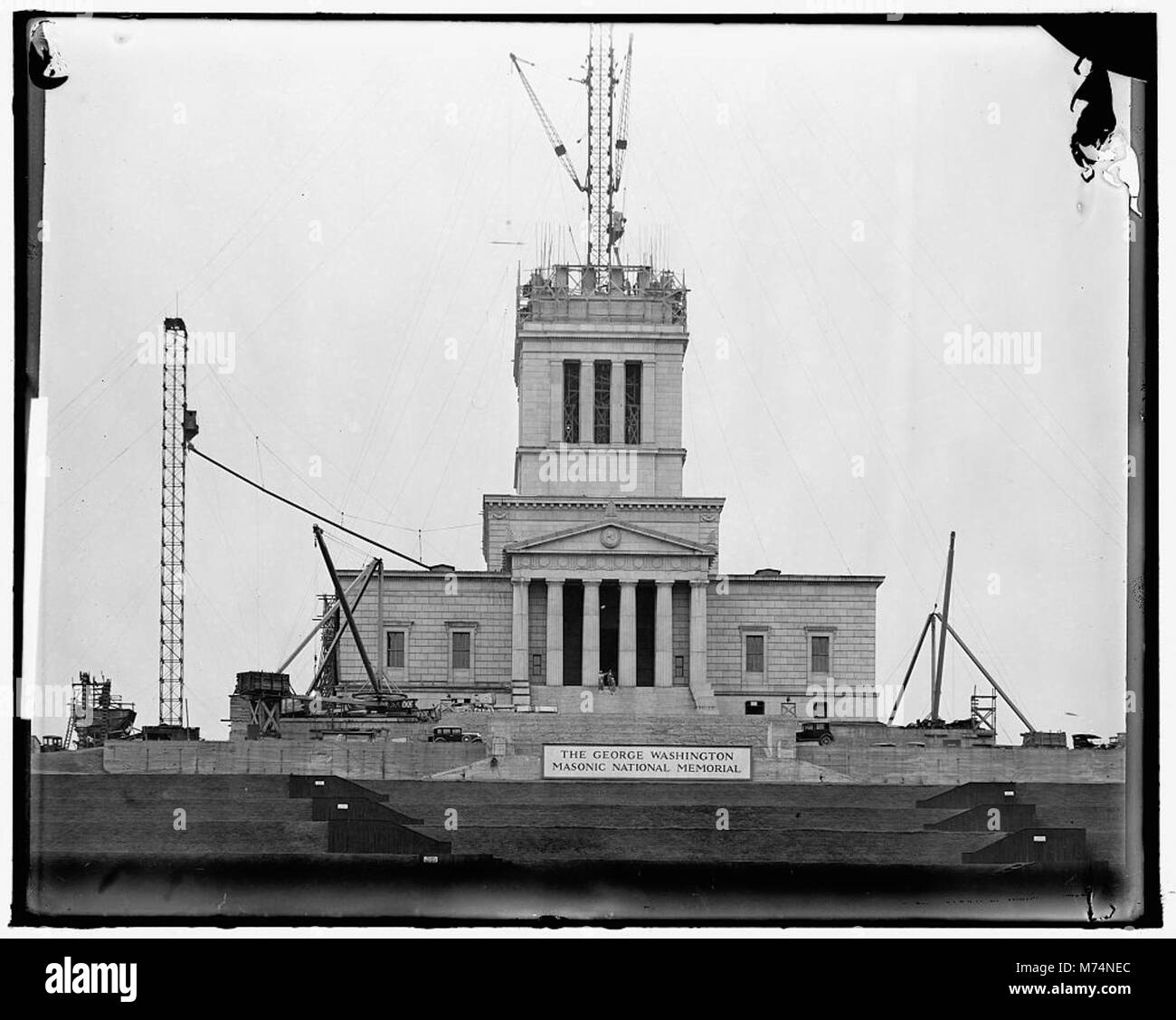 This image shows the George Washington Memorial during its construction ...
